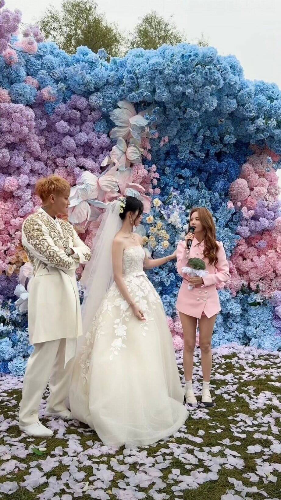 Huang Zitao and Xu Yiyang marry in fairytale wedding ceremony, livestream it for fans ...